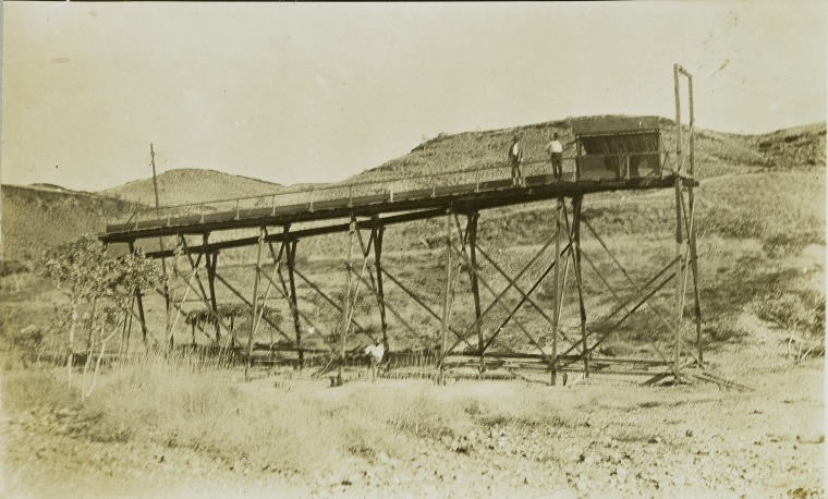 Gold miners with sluice boxes at Nullagine - JPG 114.2 KB