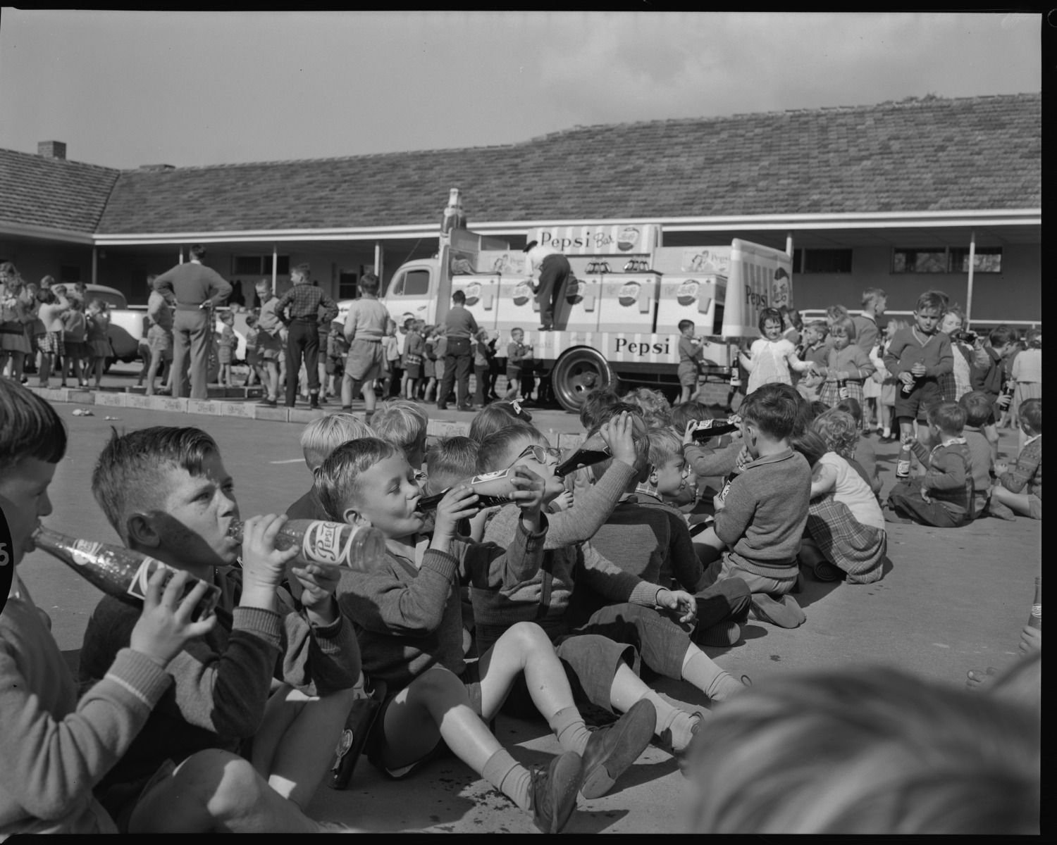 Pepsi-Cola being given to primary school children - JPG 342.9 KB