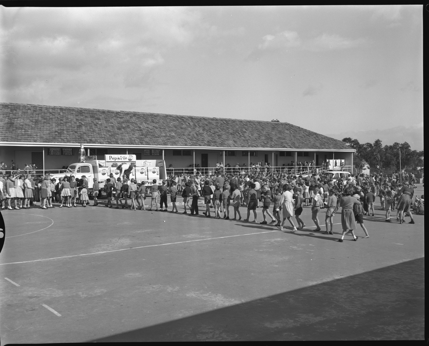 Pepsi-Cola being given to primary school children - JPG 372.5 KB