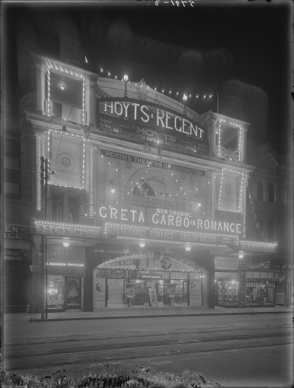 Hoyts Majestic, Regent and Capitol Theatres at night - JPG 89.4 KB