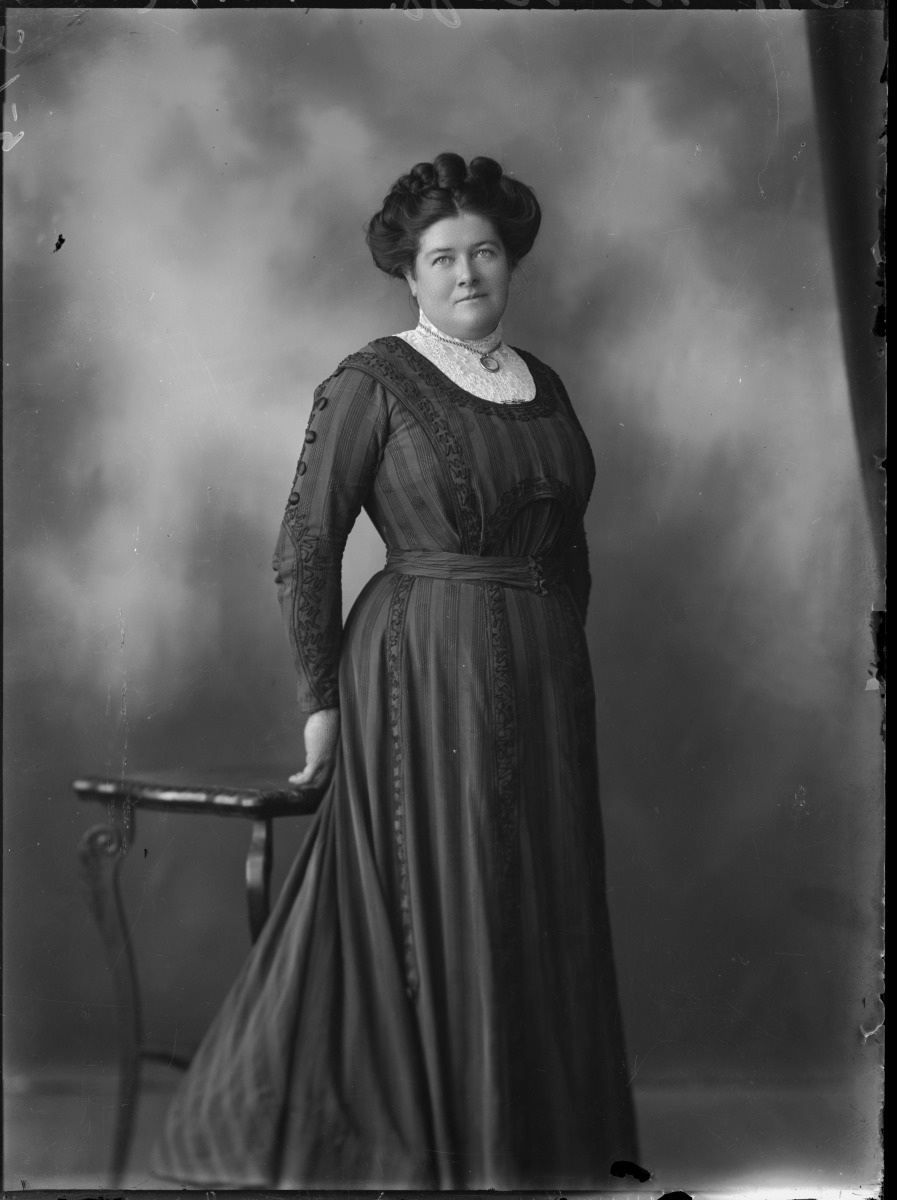 Studio portrait of Mrs Duff - JPG 136.5 KB
