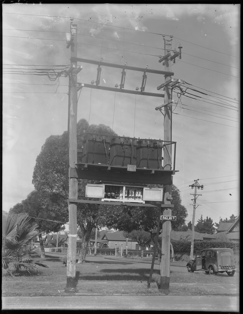 City of Perth Electricity and Gas workers and power poles - JPG 258.7 KB