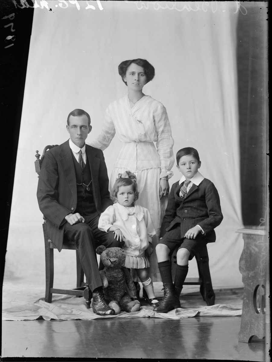 Studio portrait of H. Benbow and family - JPG 182.2 KB
