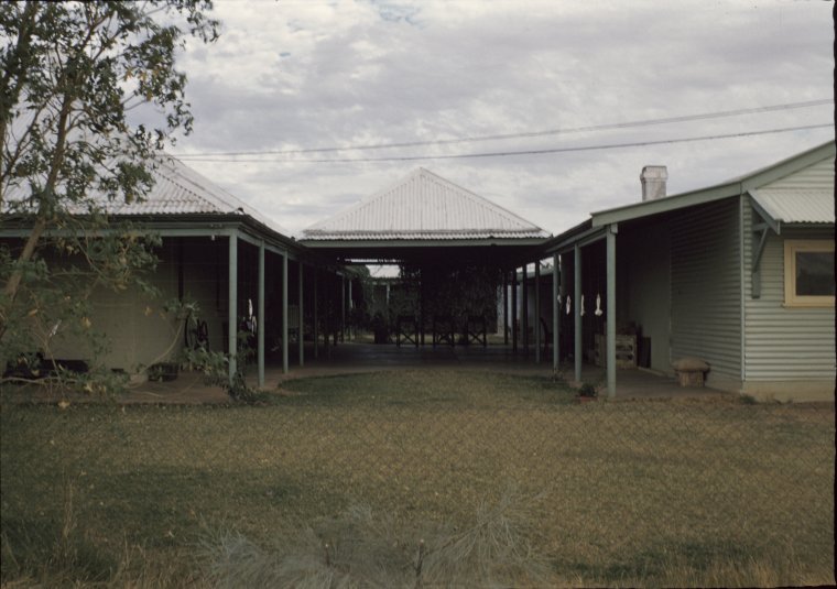 Views of station homestead, either Nanutarra or Boolaloo - JPG 103.2 KB