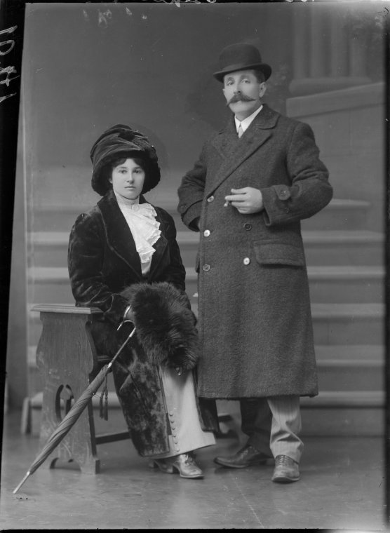 Studio portrait of members of the Boor family - JPG 68.3 KB