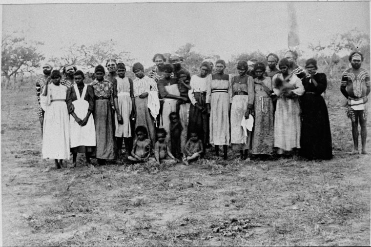 Aboriginal domestic staff at Derby - JPG 117.9 KB