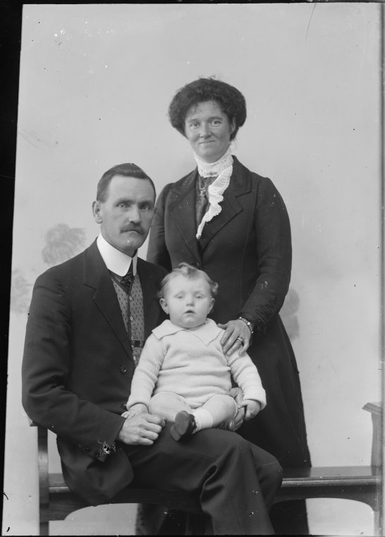 Studio portrait of the Busch family - JPG 58.9 KB