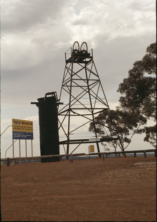 Head frame of the Bayley's South gold mine, Coolgardie - JPG 73.6 KB