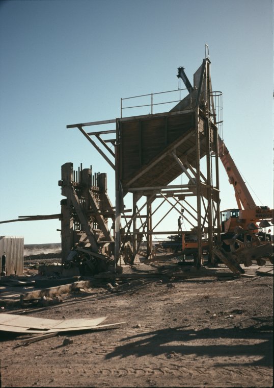Ramains of a battery at Boogardie, April 1994 - JPG 81.0 KB