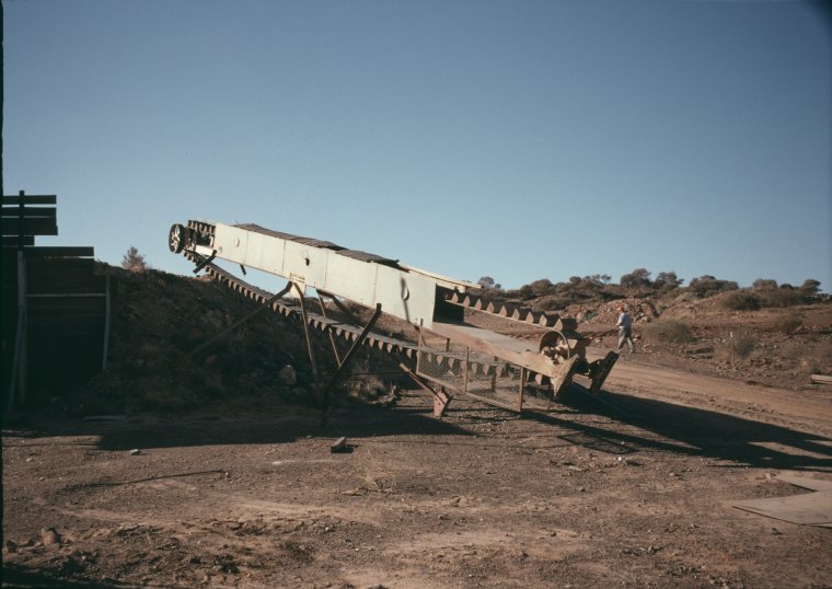 Ramains of a battery at Boogardie, April 1994 - JPG 69.4 KB