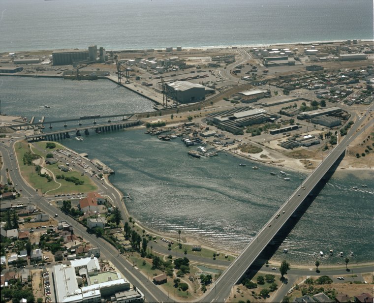 Aerial views of the Fremantle traffic and rail bridges - JPG 131.0 KB