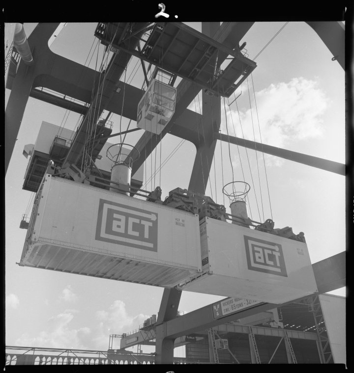 Portainer crane at No. 12 Berth of Fremantle Container Terminal, lifts ...