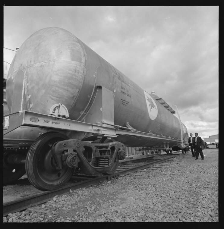 Railway petrol tanker owned by Mobil Oil (Australia) - JPG 88.4 KB