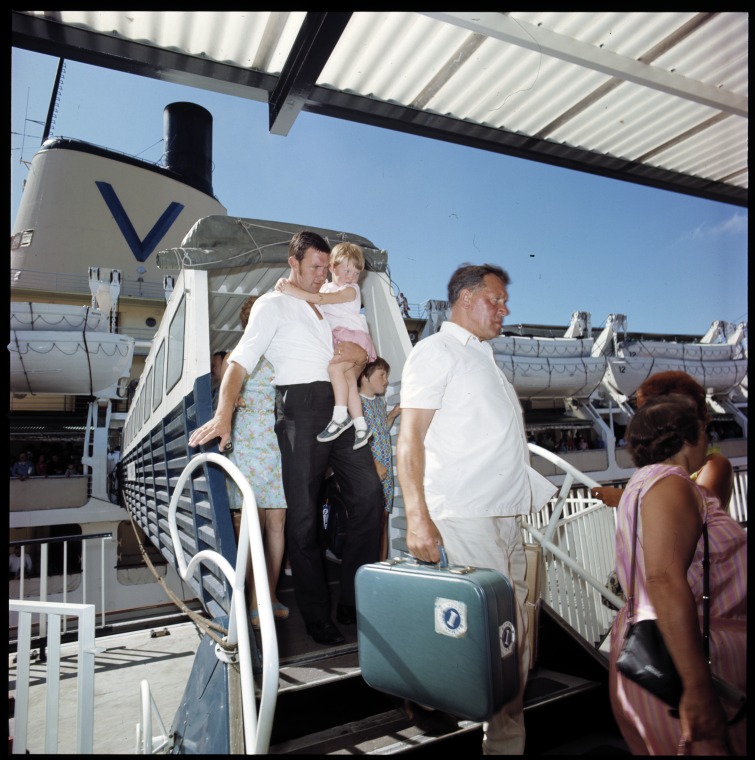 Migrants arriving at Fremantle, January 1970 - JPG 151.7 KB