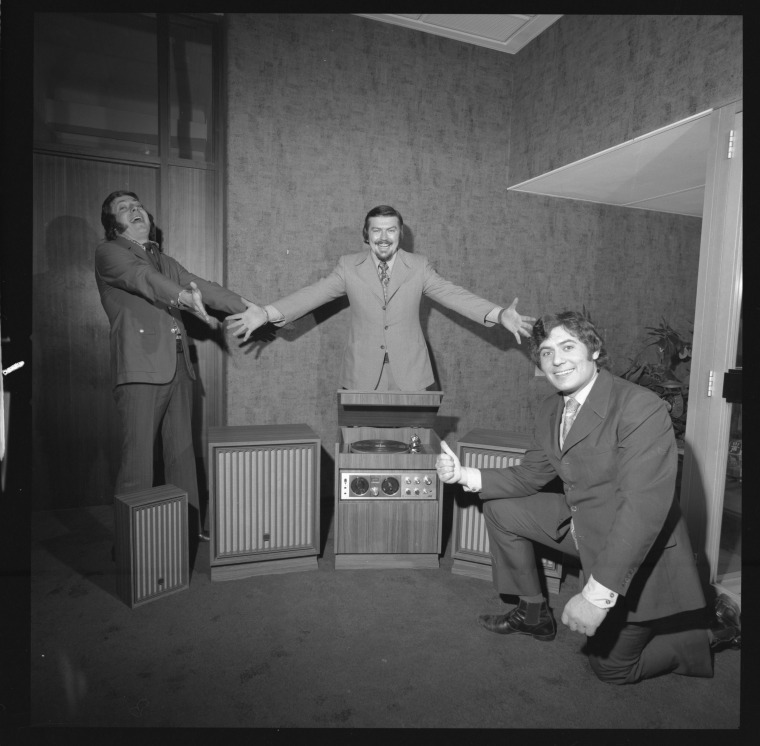 6KY radio announcers with equipment, July 1972 - JPG 104.2 KB