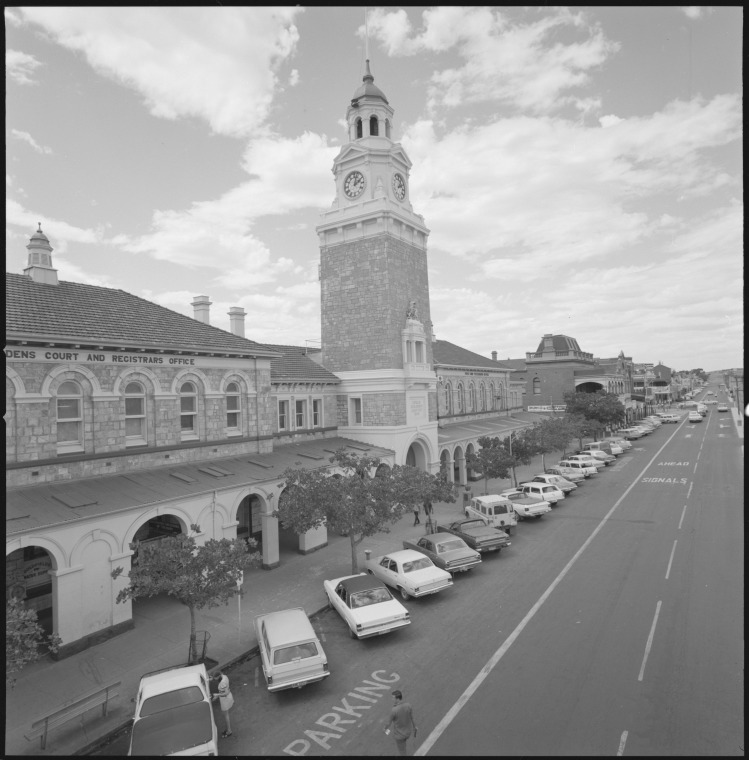 Hannan Street and hotels, Kalgoorlie, December 1971 - JPG 115.8 KB