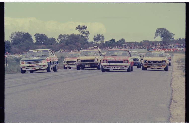 Peter Brock racing at Wanneroo Raceway, 3 May 1976 - JPG 78.1 KB