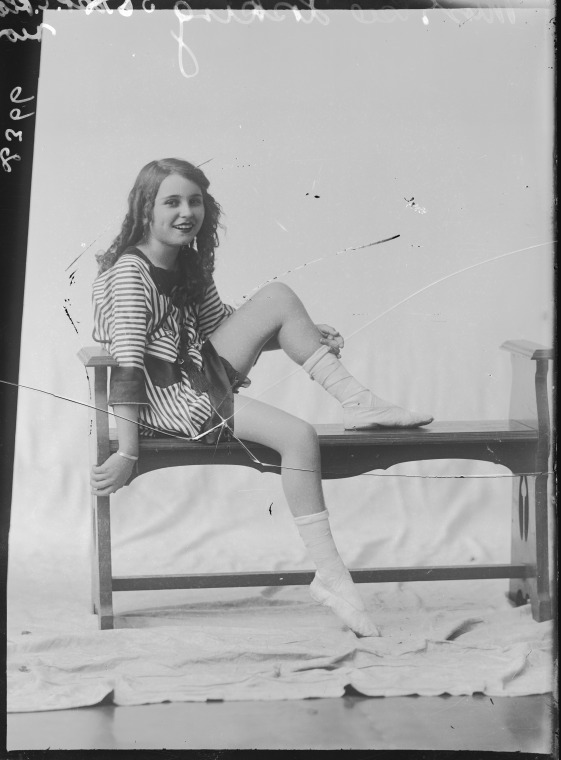 Studio portraits of Miss Elsie Hosking, actress and singer - JPG 71.6 KB