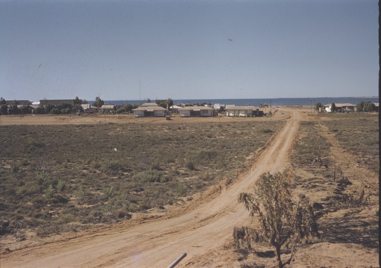 Onslow town and houses before and after the 1963 cyclone - JPG 112.7 KB