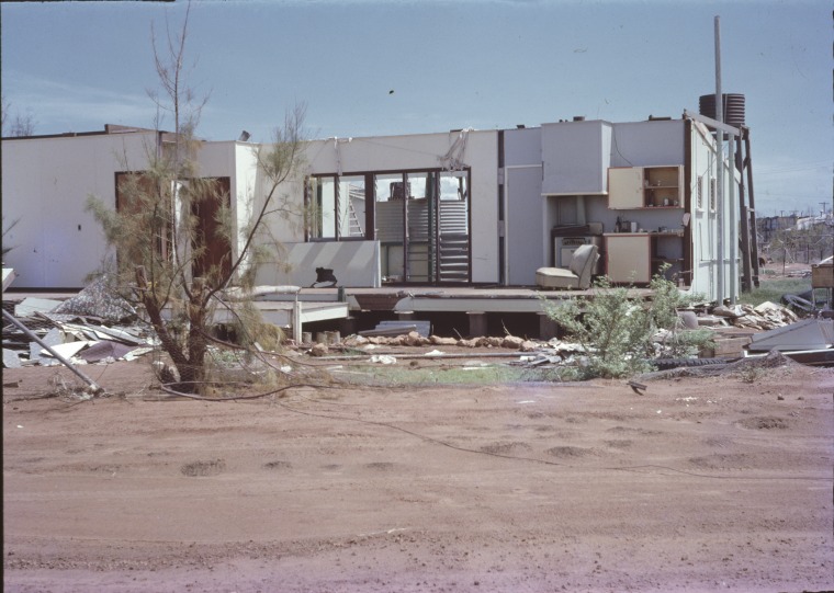 Onslow town and houses before and after the 1963 cyclone - JPG 113.3 KB