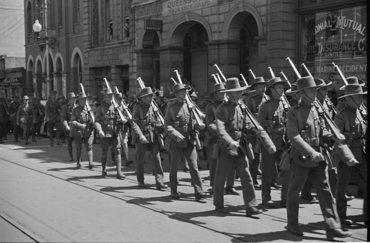 Troops march down Barrack Street, Perth - JPG 107.4 KB