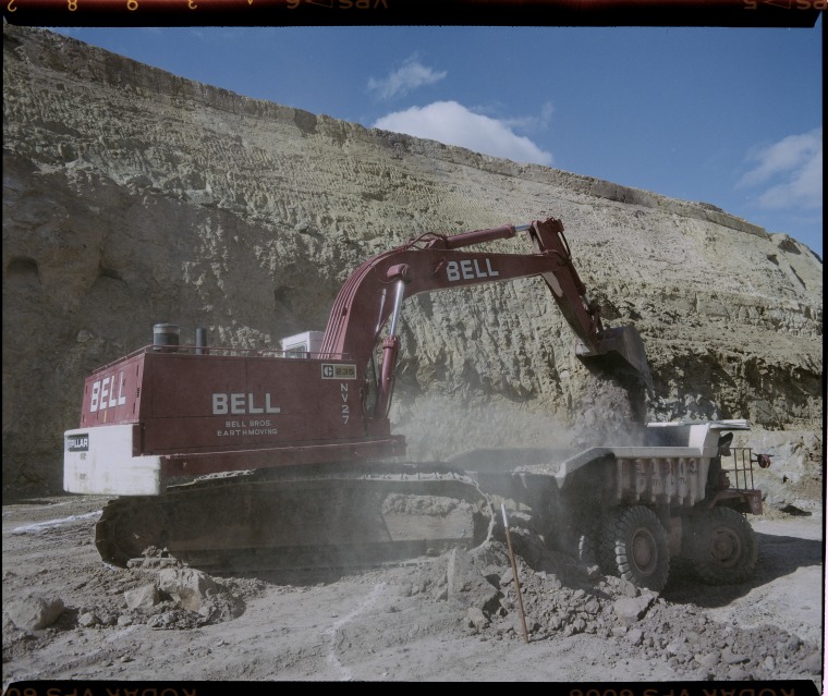 Bell Bros Earthmoving loading gold ore onto a haulpak, W.A., 29 May ...