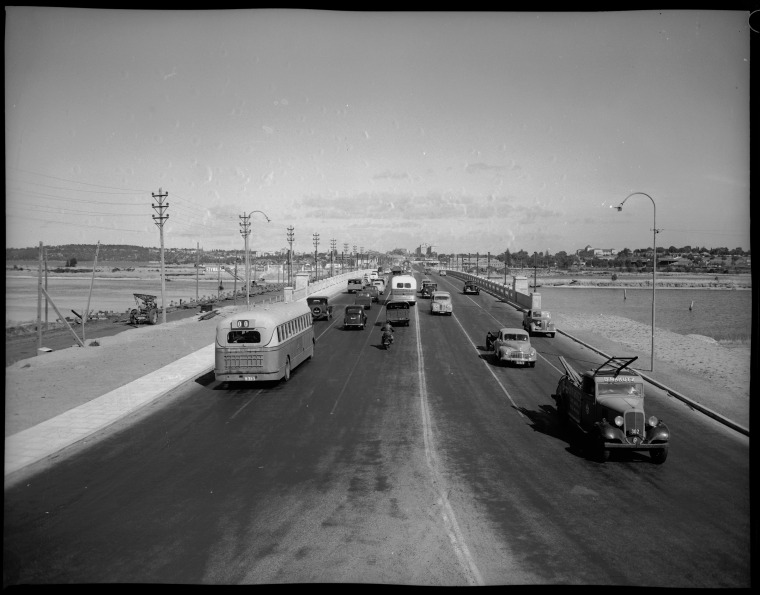The Causeway and the Causeway roundabout, Perth - JPG 90.6 KB