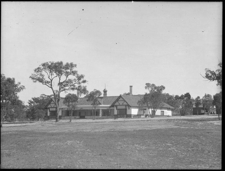 The new clubhouse at the Western Australian Golf Club, Yokine - JPG 93.8 KB
