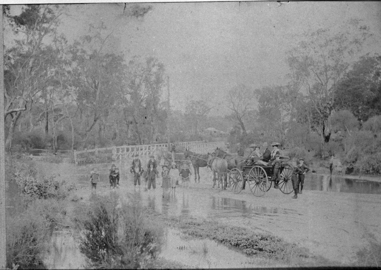 The early Co-Op Bridge in flood, Collie / - JPG 138.4 KB
