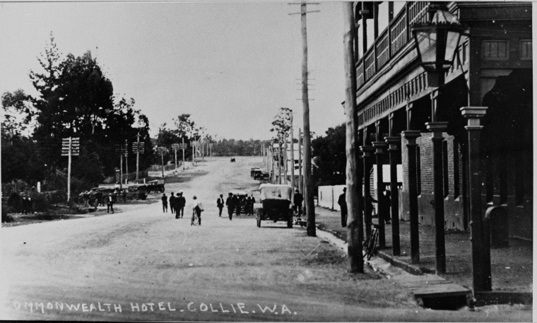 Throssell Street and the Commonwealth Hotel, Collie. - JPG 103.9 KB