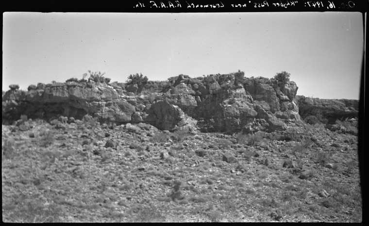 Khyber Pass near Learmonth RAAF Base, 16 October 1947. - JPG 101.9 KB