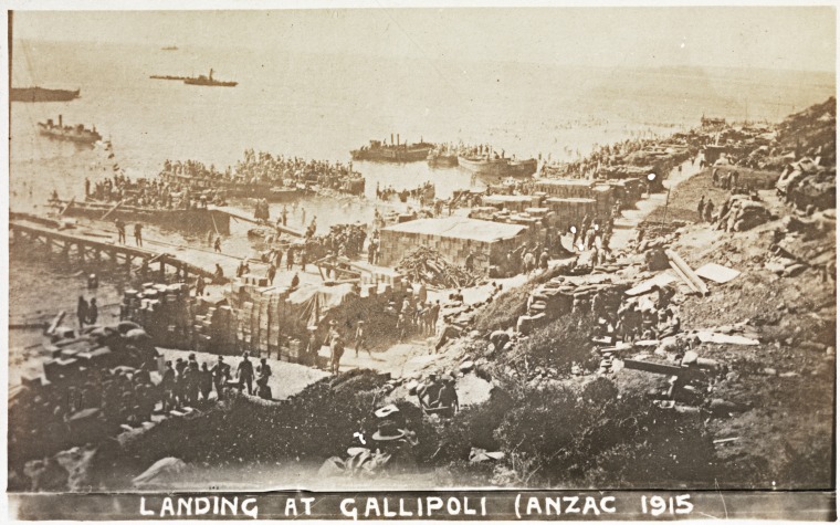 Landing at Gallipoli ANZAC 1915. - JPG 133.9 KB