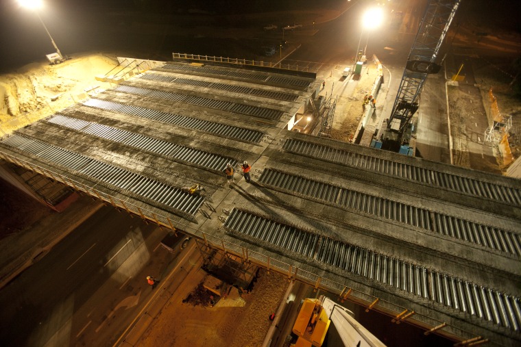 Lifting the spans into place on the Roe Highway South Street bridge, 4 ...