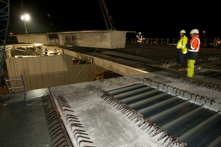 Lifting the spans into place on the Roe Highway South Street bridge, 4 ...