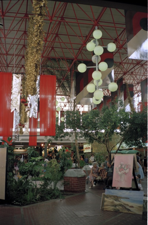 Rockingham buildings and memorials. - JPG 133.3 KB