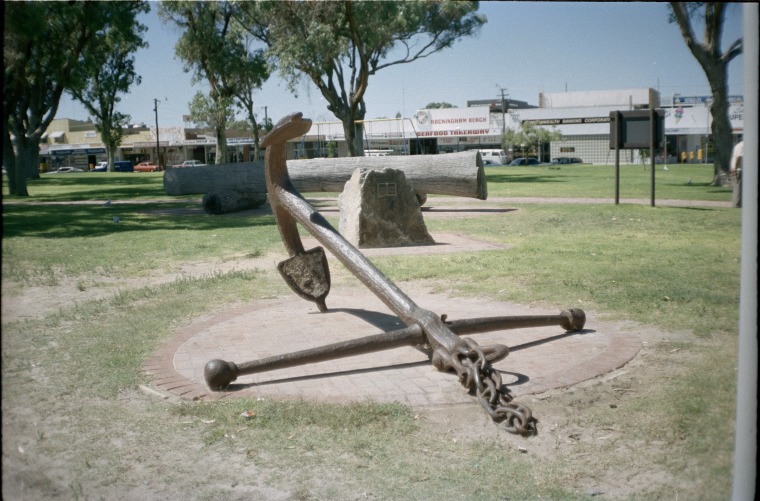 Rockingham buildings and memorials. - JPG 129.4 KB
