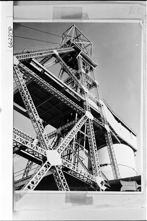 Head frame at Big Bell Gold Mine. - JPG 131.2 KB