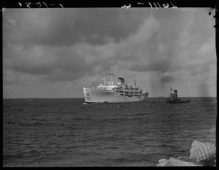 The passenger ship Roma arriving at Fremantle, 1 October 1951. - JPG 88 ...