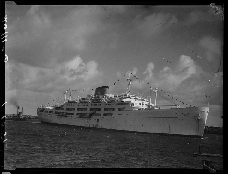 The passenger ship Roma arriving at Fremantle, 1 October 1951. - JPG 88 ...