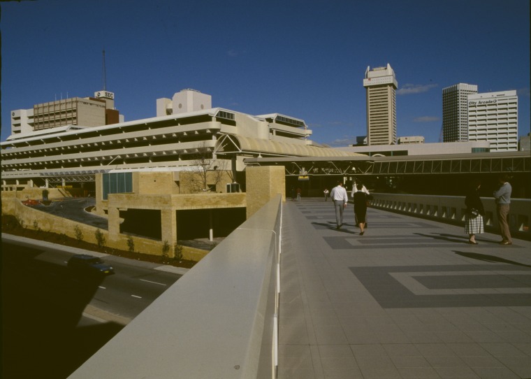 Roe Street pedestrian bridge. - JPG 80.2 KB