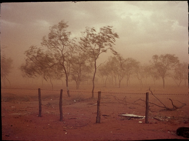 Dust storms at Jigalong Mission. - JPG 113.0 KB