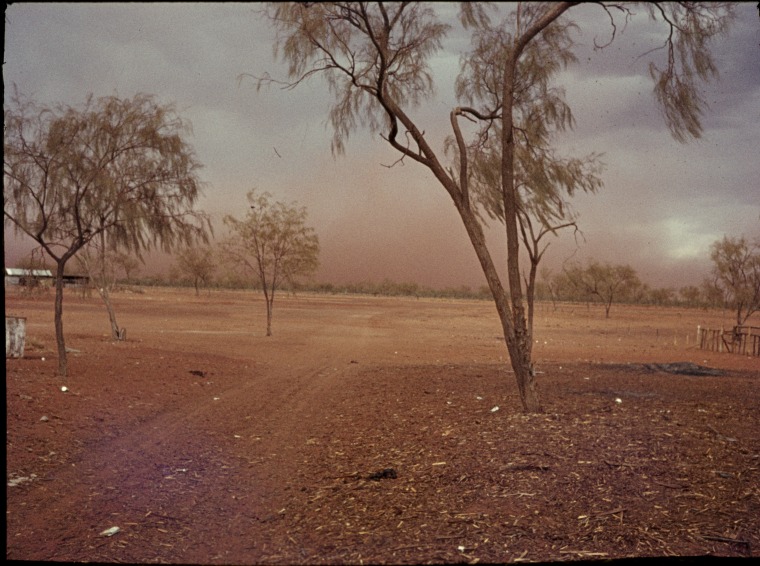 Dust storms at Jigalong Mission. - JPG 139.0 KB