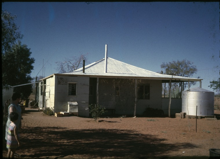 House and water tanks at Jigalong Mission. - JPG 100.9 KB