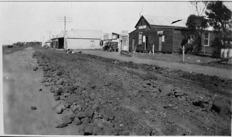 Winfield Street, Morawa, under construction. - JPG 102.5 KB