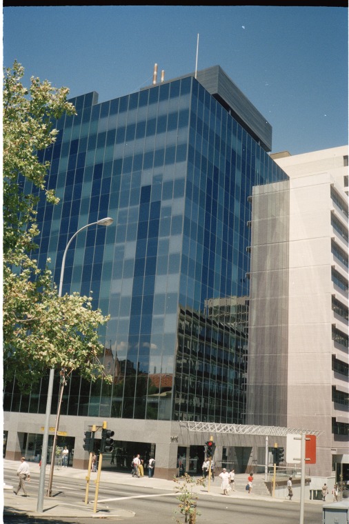 Victoria Square and Victoria Avenue, Perth. - JPG 125.9 KB
