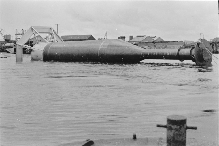 Beacon installation, Cockburn Sound. - JPG 76.4 KB