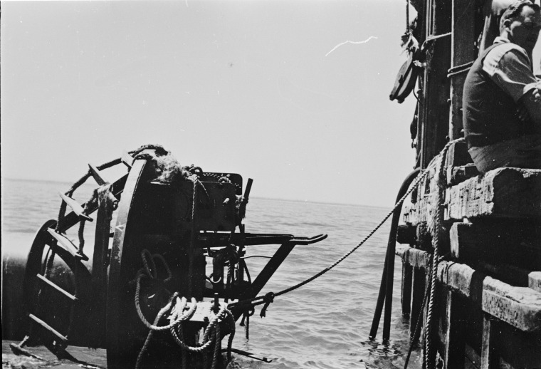 Beacon installation, Cockburn Sound. - JPG 97.1 KB