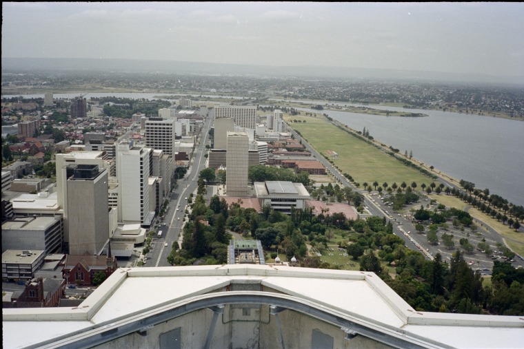 Perth from the 28th floor of Allendale Square, October 1982. - JPG 122.8 KB