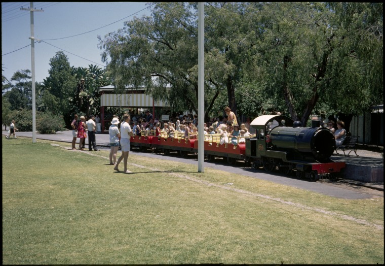 The miniature train at Perth Zoo, 25 December 1968. - JPG 159.0 KB