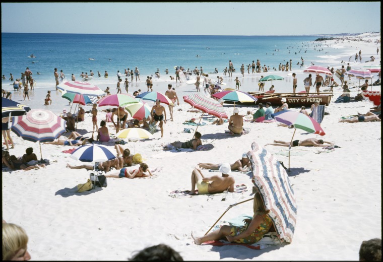 Beachgoers on City Beach. - JPG 120.4 KB